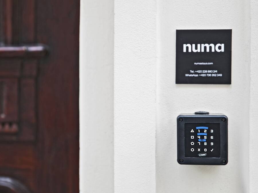 Uma porta com um teclado numérico e uma placa acima.
