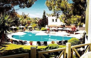 Piscina externa, funciona das 7h às 20h30, guarda-sóis, espreguiçadeiras