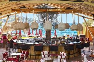 Serviço de café da manhã, almoço, jantar; restaurante ao ar livre