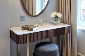 Apartamento luxo | Área de estar | TV de tela plana, DVD player, dock para iPod