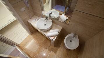 Quarto casal luxo | Banheiro | Chuveiro, chuveiro com efeito de chuva, produtos de toalete grátis