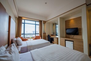 Quarto duplo executivo, 2 camas de solteiro | Roupas de cama premium, frigobar, cofres nos quartos, escrivaninha