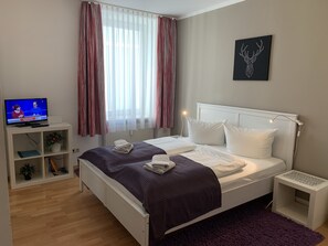 Apartamento, 1 quarto, não fumadores, casa de banho privativa (no elevator, no air-condition) | Secretária, secretária adequada para computadores portáteis 