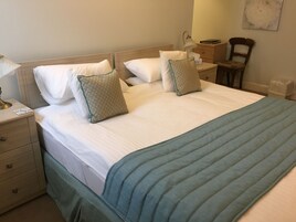 Quarto Duplo ou Twin Standard, casa de banho anexa, vista para a montanha | Lençóis de algodão egípcio, roupa de alta qualidade