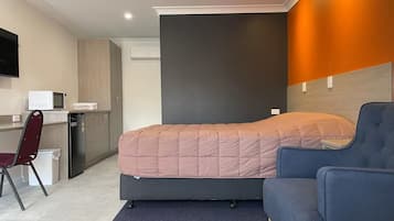 Quarto Duplo Deluxe, 1 cama queen-size, vista para o pátio | Secretária, secretária adequada para computadores portáteis