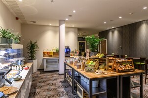 Pequeno-almoço tipo buffet diário mediante uma taxa