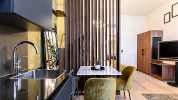 Apartamento Deluxe | Kitchenette privada | Um frigorífico, uma cafeteira/bule, uma chaleira elétrica