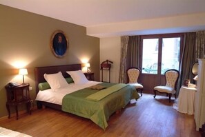 Frigobar, cofres nos quartos, escrivaninha, quartos à prova de som