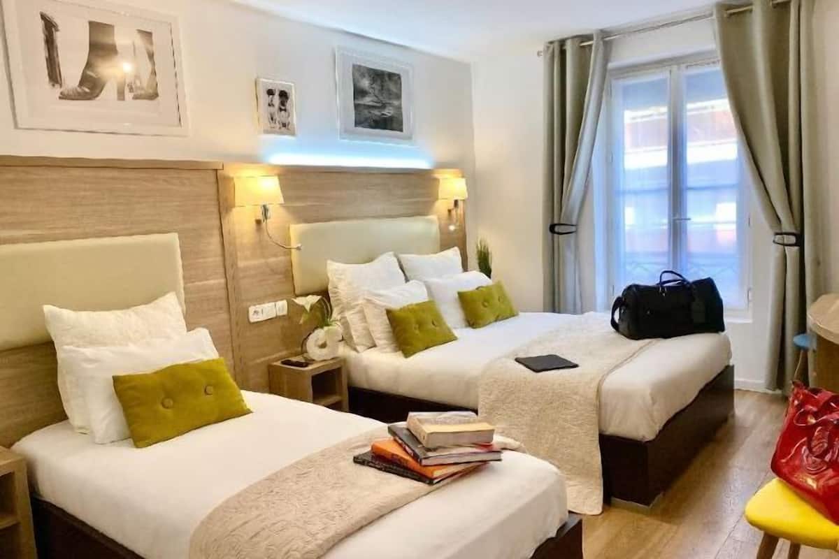 Cofres nos quartos, escrivaninha, quartos à prova de som