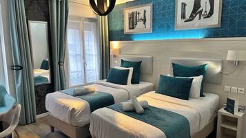 Quarto Twin | Cofre com capacidade para portátil, secretária, quartos insonorizados