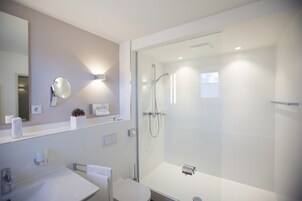 Quarto Duplo Deluxe, 1 cama queen-size | Casa de banho | Artigos de higiene pessoal grátis, um secador de cabelo, chinelos 