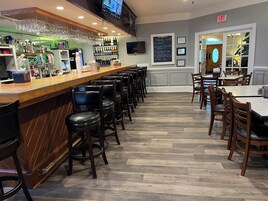 Serviço de café da manhã e almoço, vistas para o campo de golfe 