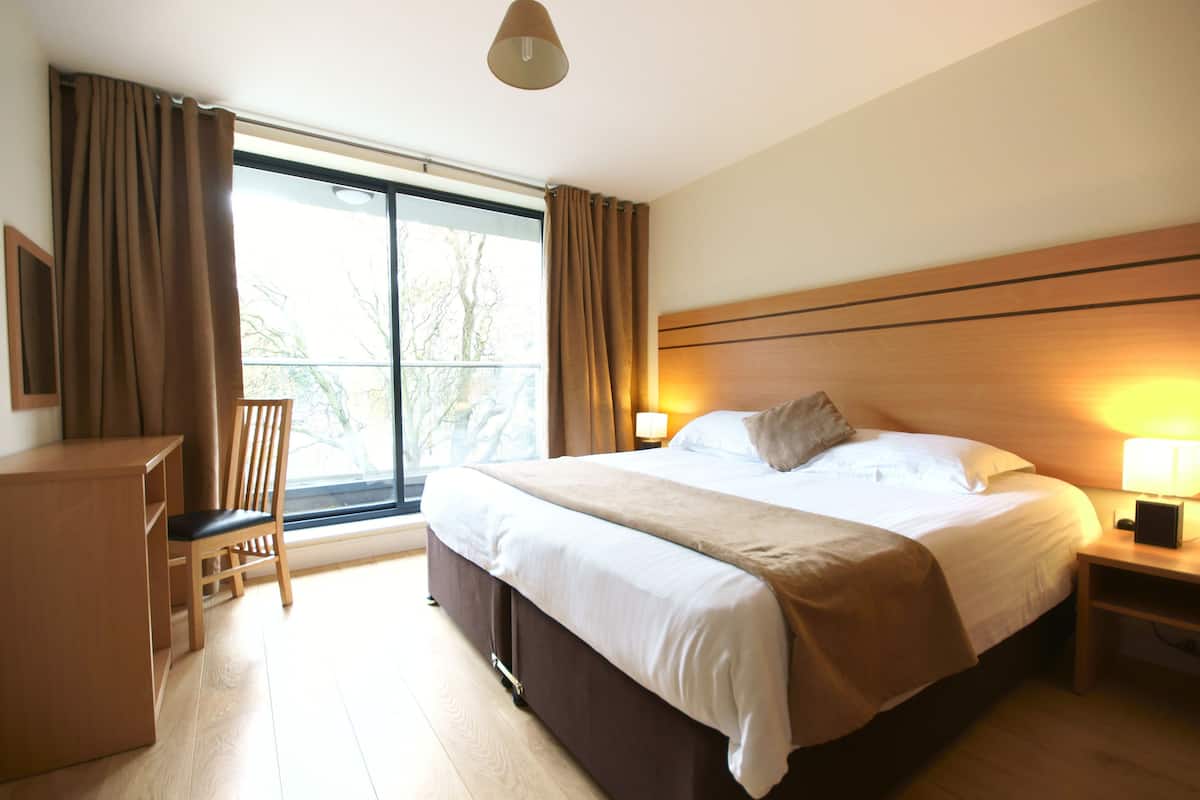 Apartamento, 1 quarto, sacada | Cofres nos quartos, ferros/tábuas de passar roupa, Wi-Fi de cortesia