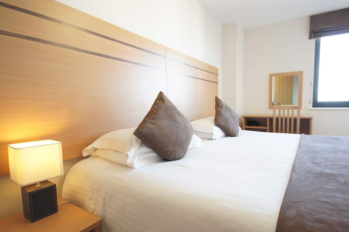 Apartamento, 1 quarto | Cofres nos quartos, ferros/tábuas de passar roupa, Wi-Fi de cortesia
