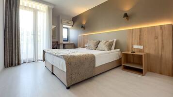 Quarto Standard | Roupa de alta qualidade, minibar, cofre no quarto, secretária