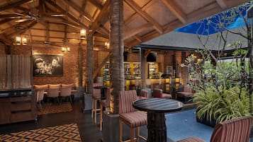 2 bares/lounges, pub