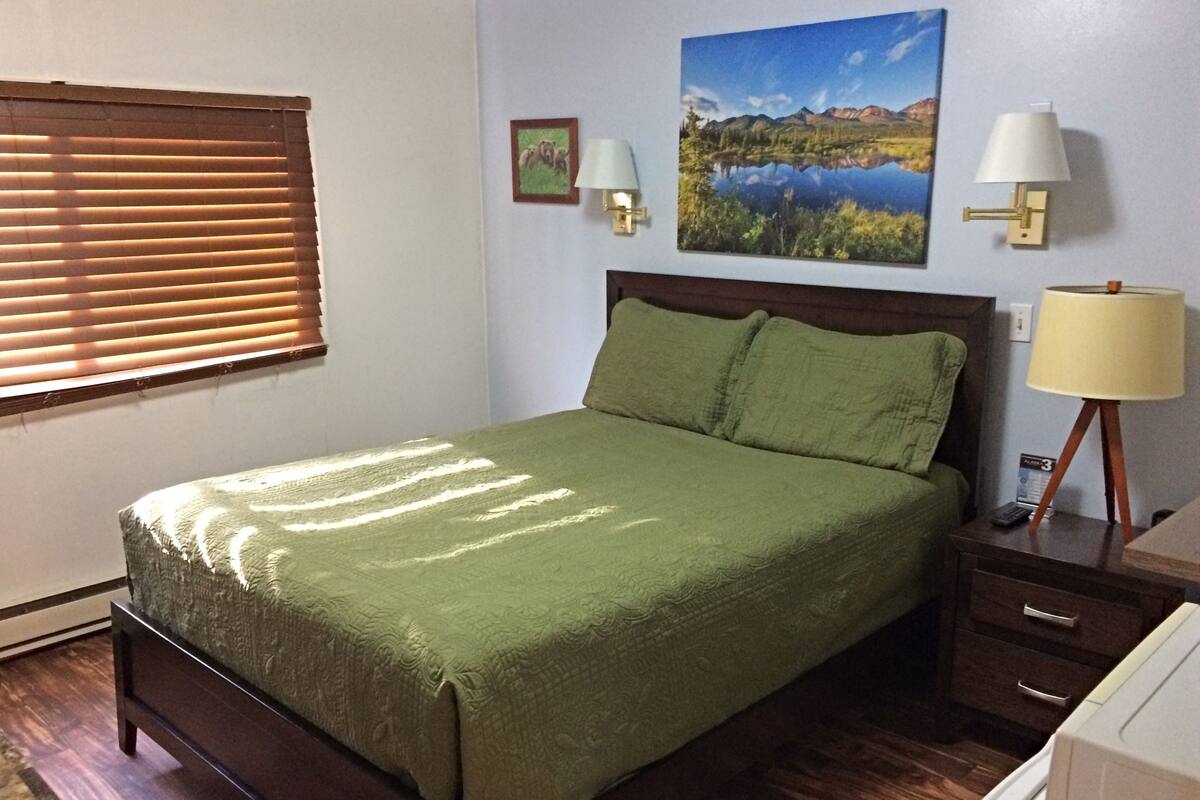 Quarto standard, 1 cama Queen | Cortinas blackout, ferros/tábuas de passar roupa, Wi-Fi de cortesia