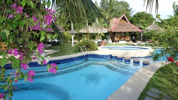 Piscina externa, guarda-sóis, espreguiçadeiras
