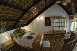 Frigobar, cofres nos quartos, escrivaninha, Wi-Fi de cortesia