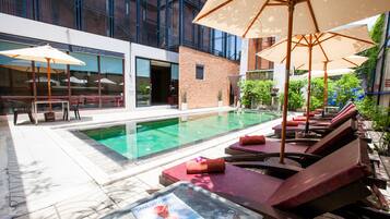 Piscina exterior, guarda-sóis, espreguiçadeiras