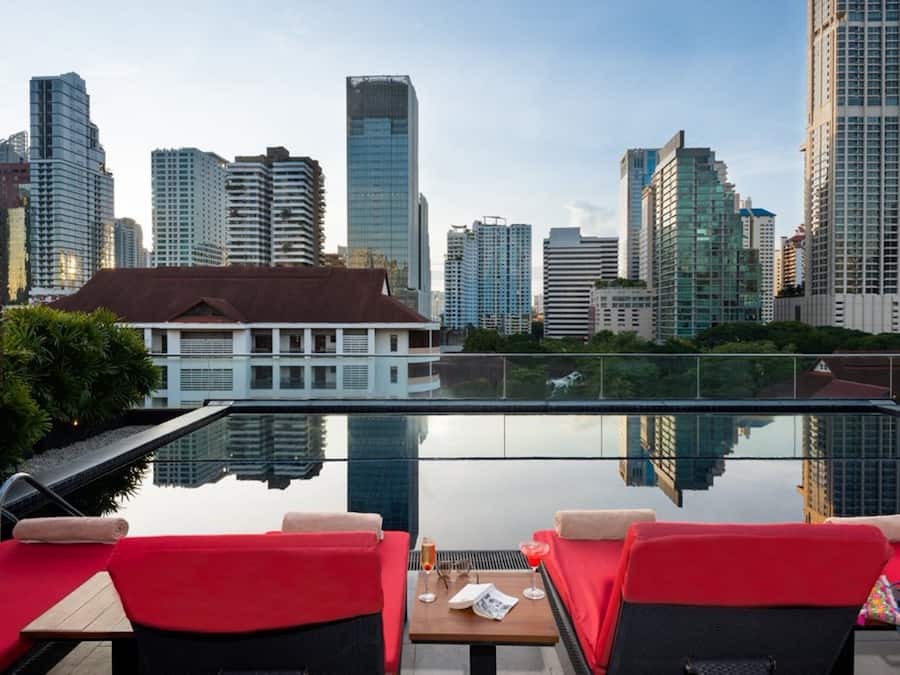 Piscina externa, funciona das 7h às 22h, guarda-sóis, espreguiçadeiras