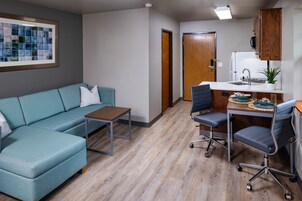 Suíte executiva, 1 cama King e sofá-cama | Área de estar | TV LED 32 polegadas com canais a cabo, TV