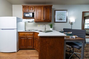 Geladeira grande, micro-ondas, cooktop, cafeteira/chaleira