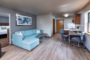 Suíte executiva, 1 cama King e sofá-cama | Área de estar | TV LED 32 polegadas com canais a cabo, TV