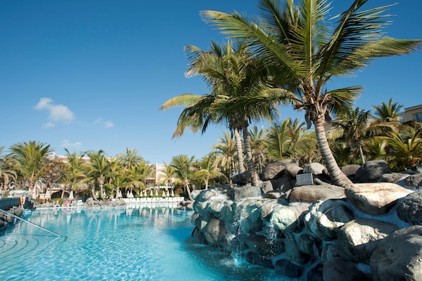 2 piscinas externas, guarda-sóis, espreguiçadeiras