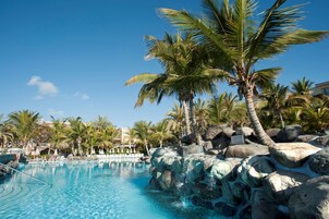 2 piscinas exteriores, guarda-sóis, espreguiçadeiras 