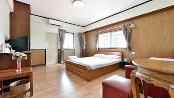 Quarto Duplo Standard | Minibar, cofre no quarto, secretária, cortinas/cortinados opacos