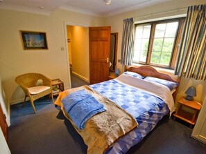 Quarto, 1 cama king-size, casa de banho anexa | Com decoração personalizada, ferro/tábua de engomar, Wi-fi grátis 