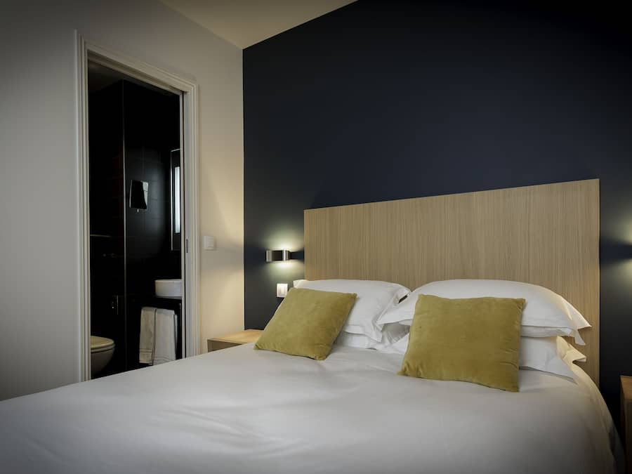 Minibar, cofre no quarto, secretária, quartos insonorizados