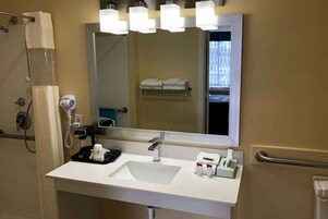 Uma combinação polibã/banheira, um secador de cabelo 