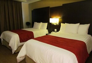 Quarto Duplo Familiar | Roupa de alta qualidade, edredões de penas, camas de colchão pillowtop 