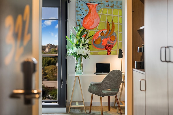 Quarto casal superior, 1 cama de casal, sacada | Frigobar, cofres nos quartos, individualmente decorados