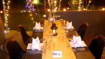 Pequenos-almoços, almoços, jantares servidos, com vista para a piscina