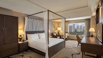 Edredões de penas, minibar, cofre no quarto, secretária