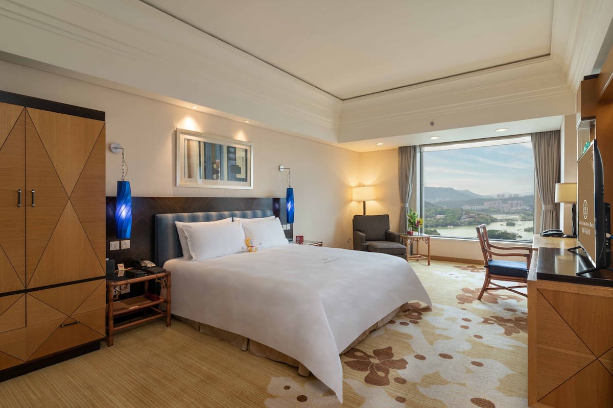 Edredões de penas, minibar, cofre no quarto, secretária