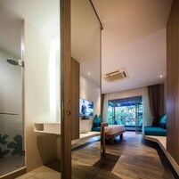Superior Double Room | Banheiro | Chuveiro com efeito de chuva, produtos de toalete grátis