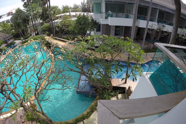 Piscina externa, espreguiçadeiras