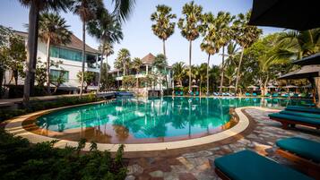 Piscina exterior, espreguiçadeiras