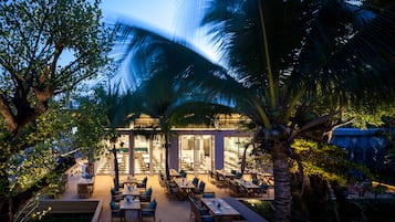 Pequenos-almoços servidos, cozinha tailandesa, com vista para a praia