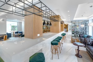 3 bares/lounges, este bar com adega tradicional