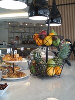 Pequeno-almoço completo diário (15 EUR por pessoa) 