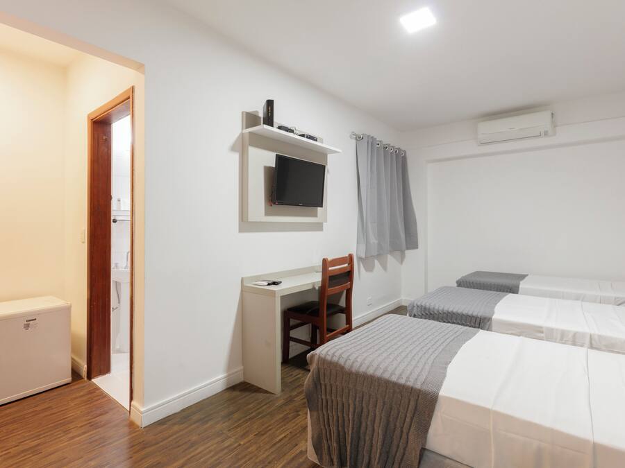 Quarto triplo | Frigobar, escrivaninha, cortinas blackout, Wi-Fi de cortesia