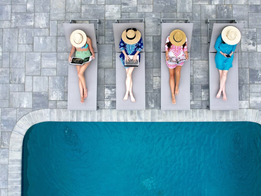 Piscina exterior sazonal, espreguiçadeiras