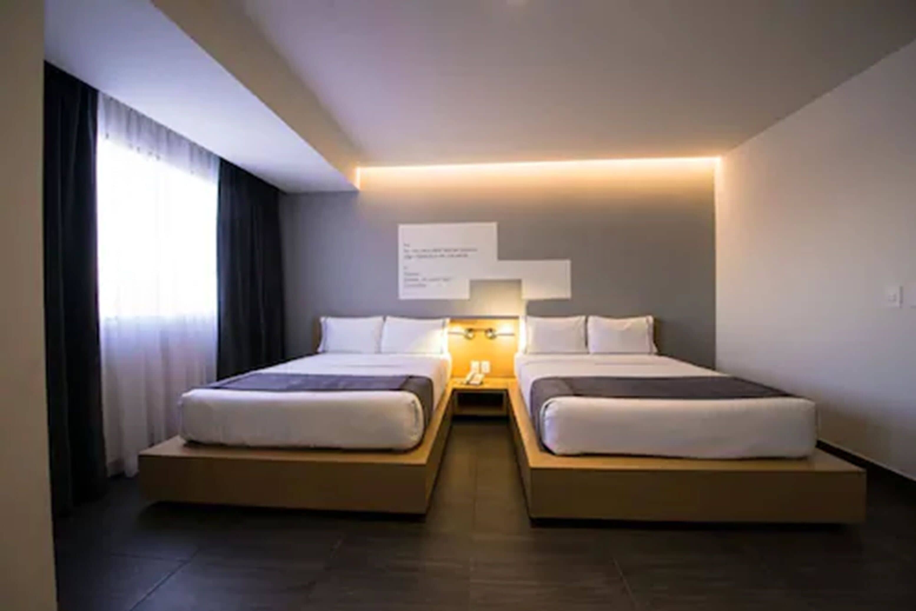 Quarto casal | Cofres nos quartos, escrivaninha, espaço de trabalho para notebook