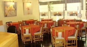 Café da manhã com buffet grátis todos os dias