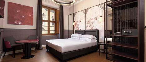 Quarto moderno com cama, escrivaninha e cadeira, uma janela grande e um guarda-roupa com espelho.